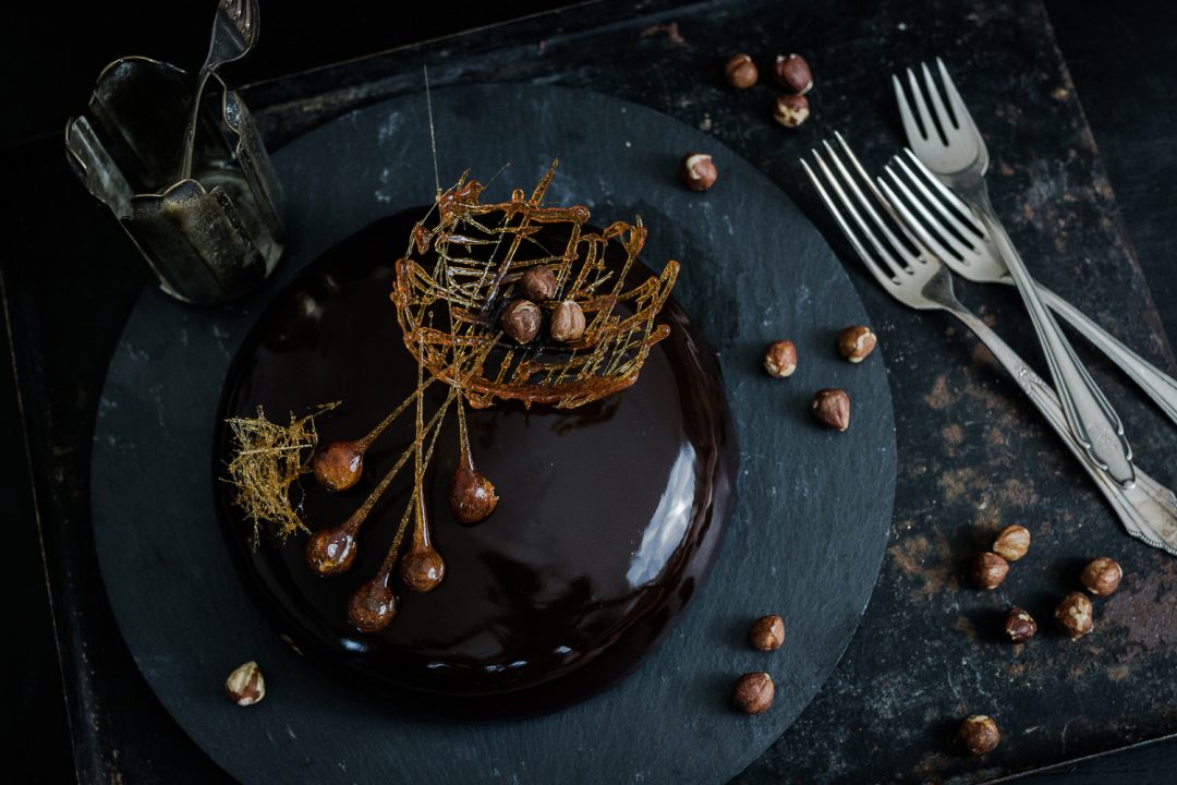 Rum Praline Torte mit Mirror Glaze | Seelenschmeichelei